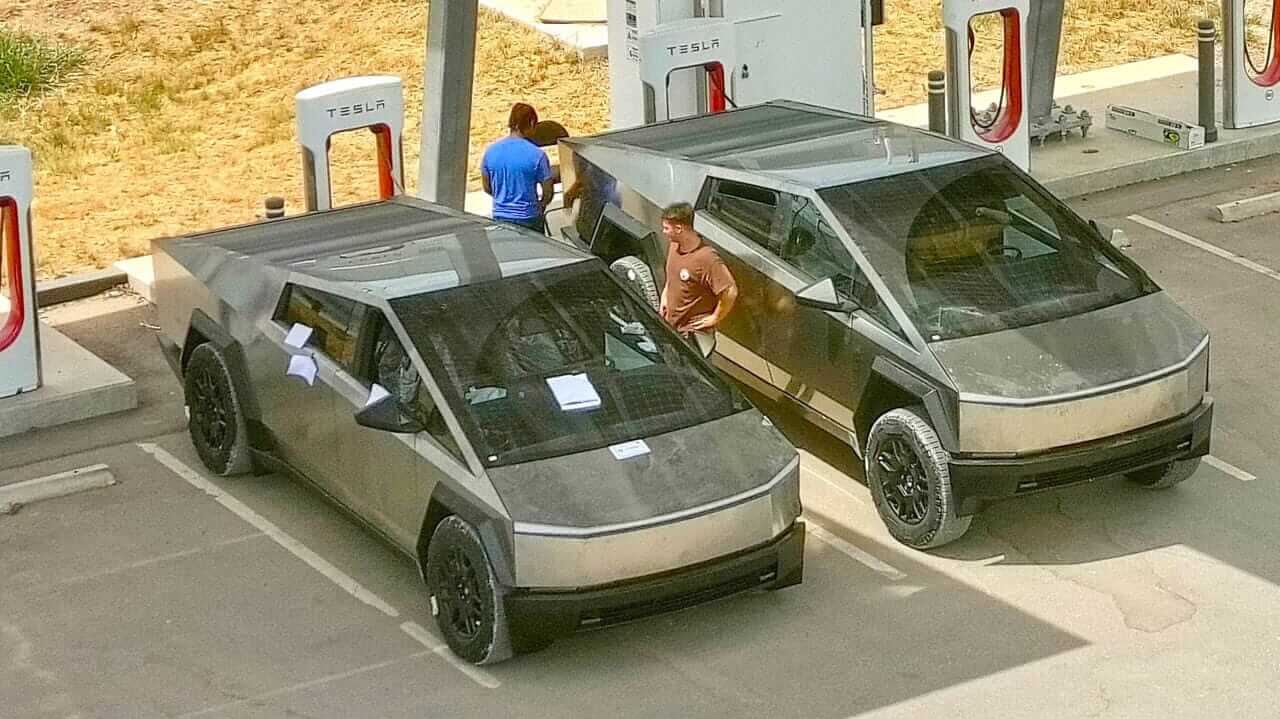 Tesla Cybertruck’s Demonstrate Maximum and Minimum Suspension Height